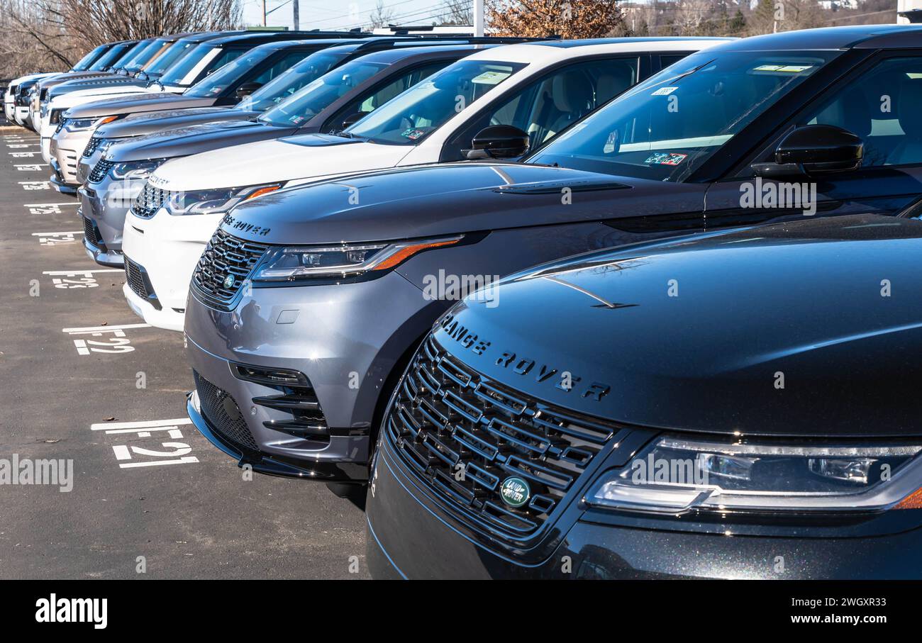 A line of Range Rover SUVs for sale at a dealership Stock Photo - Alamy