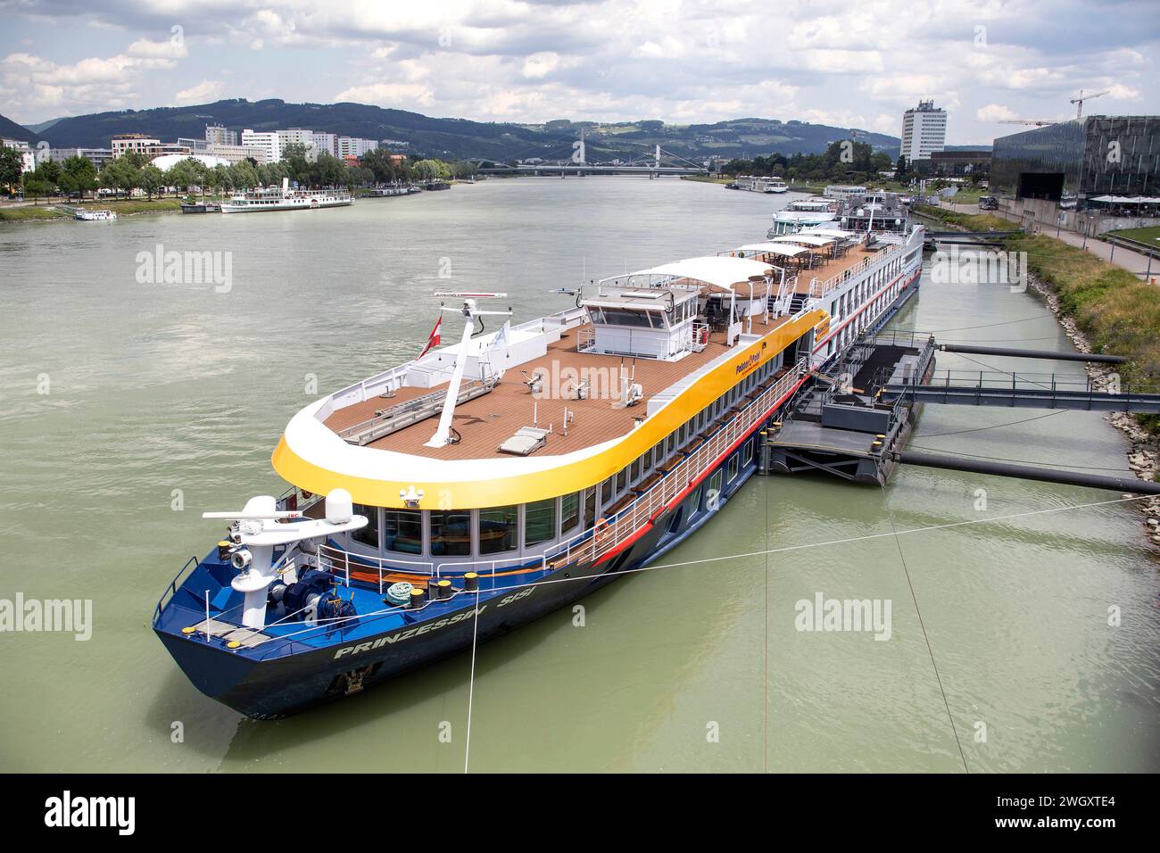 Donaukreuzfahrtschiff hi-res stock photography and images - Alamy