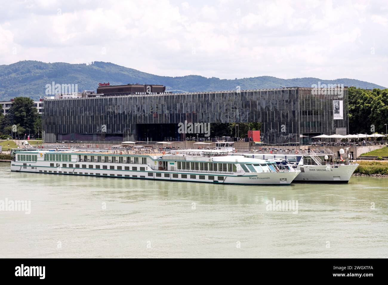 Donaukreuzfahrtschiffe hi-res stock photography and images - Alamy