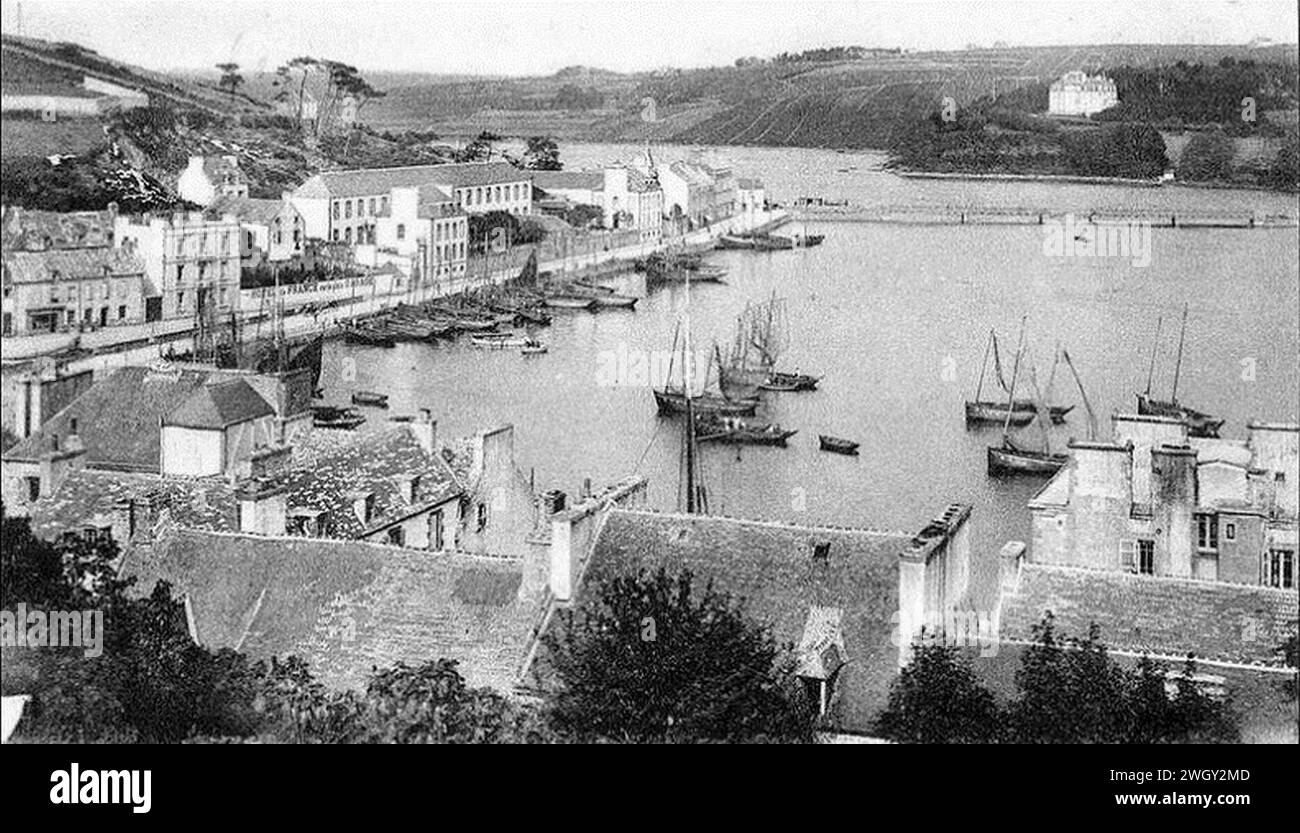 Audierne Vue du port 1900 Stock Photo - Alamy
