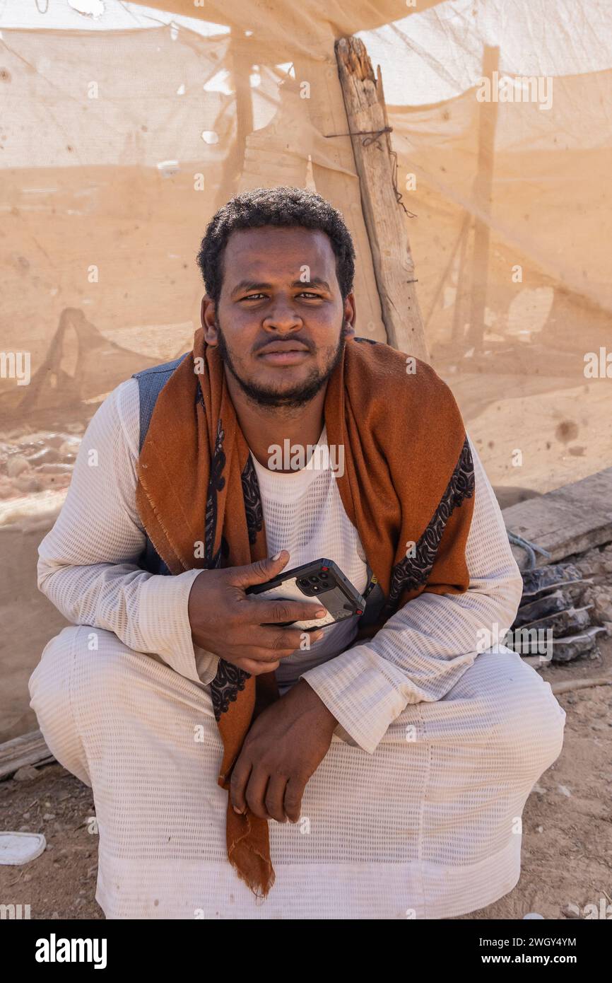 Arabian man robe desert hi-res stock photography and images - Alamy