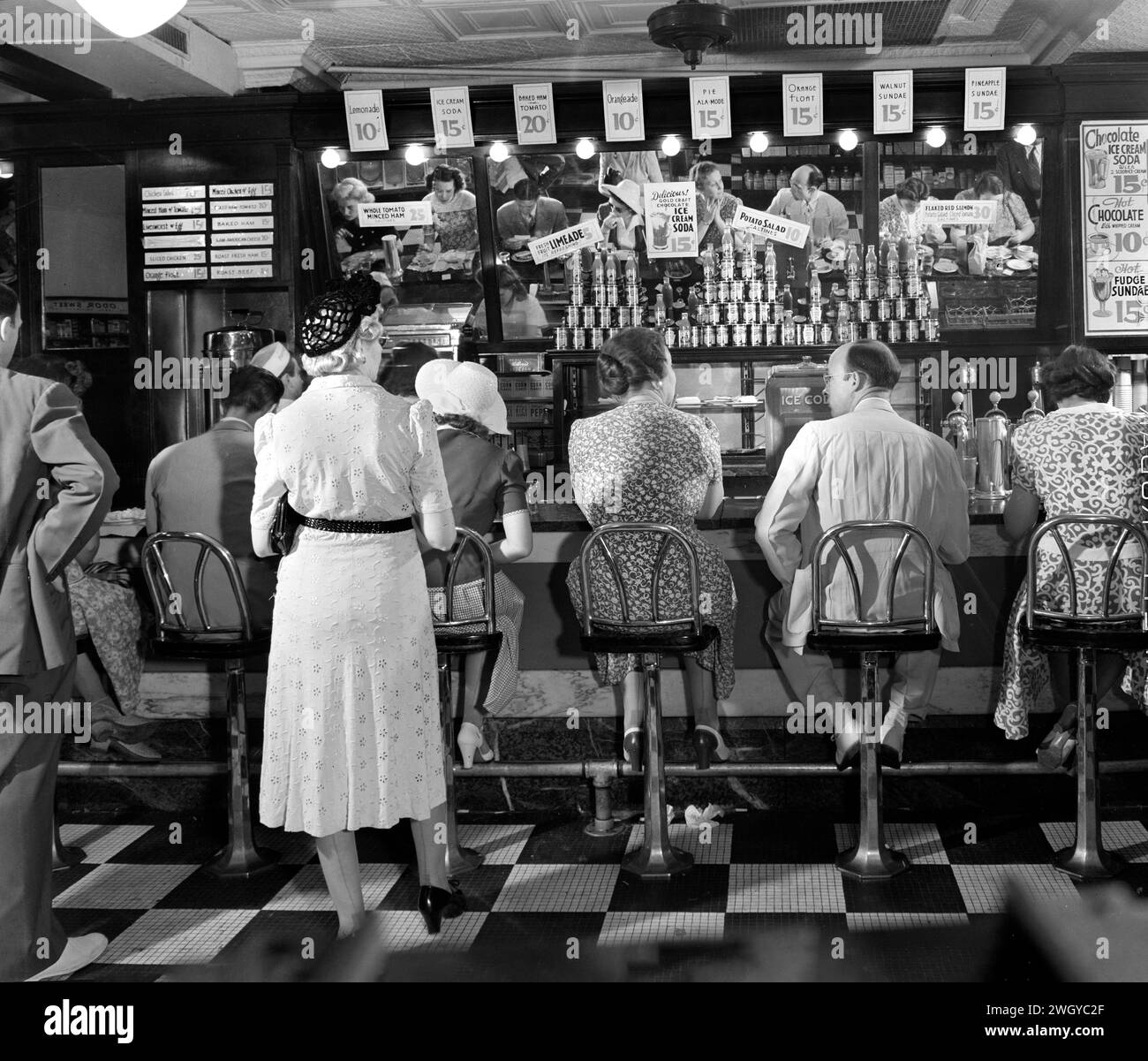 Restaurant white crowd Black and White Stock Photos & Images - Alamy