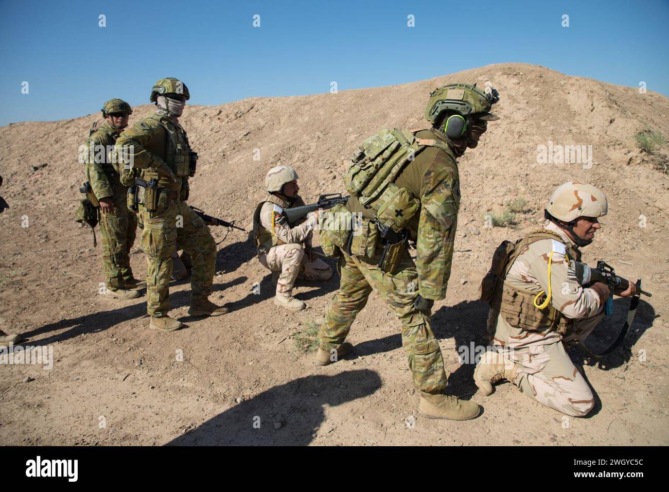 Australian soldiers supervising Iraqi soldiers during training in ...