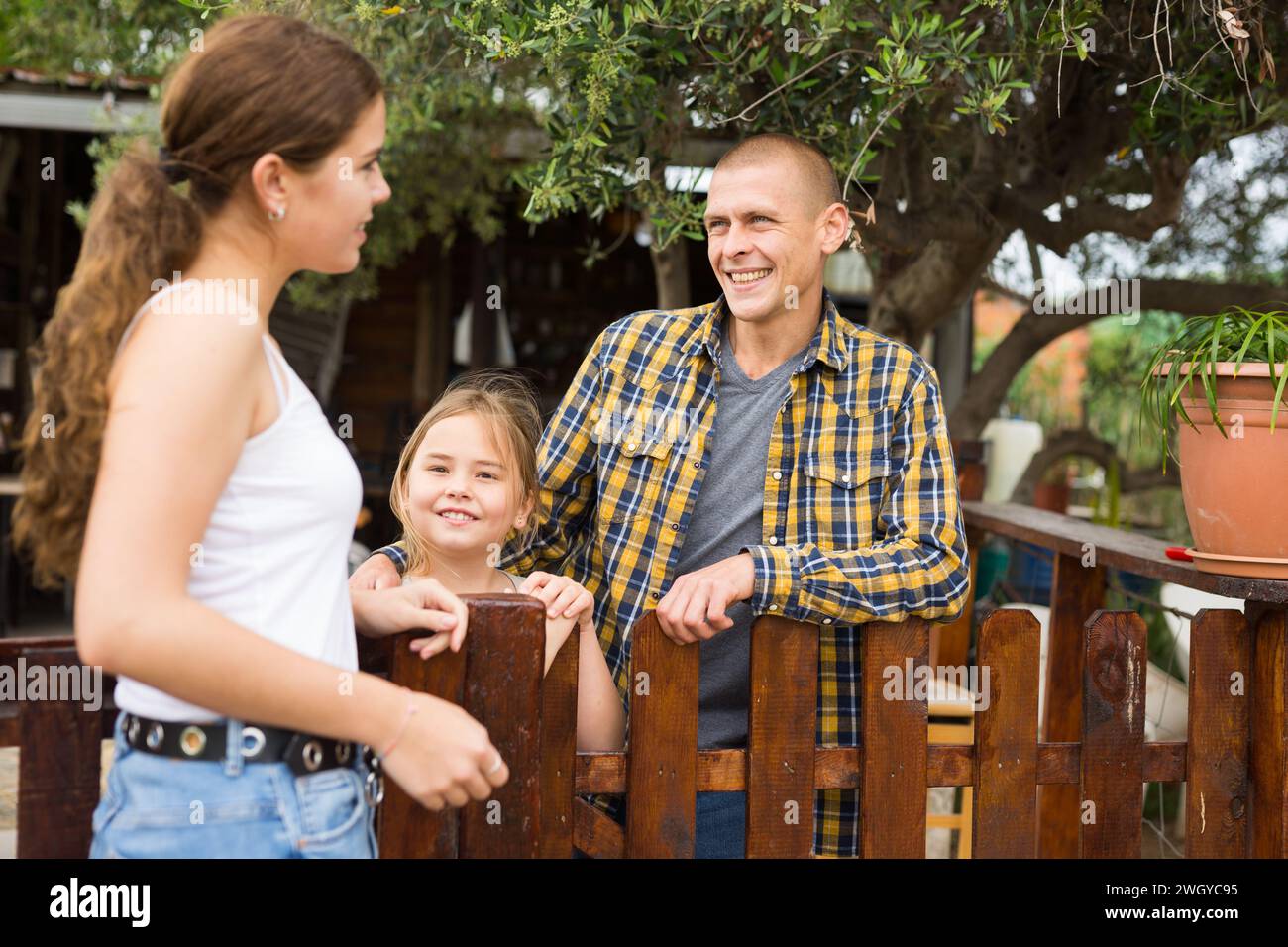 Conversation outside neighbors hi-res stock photography and images - Alamy