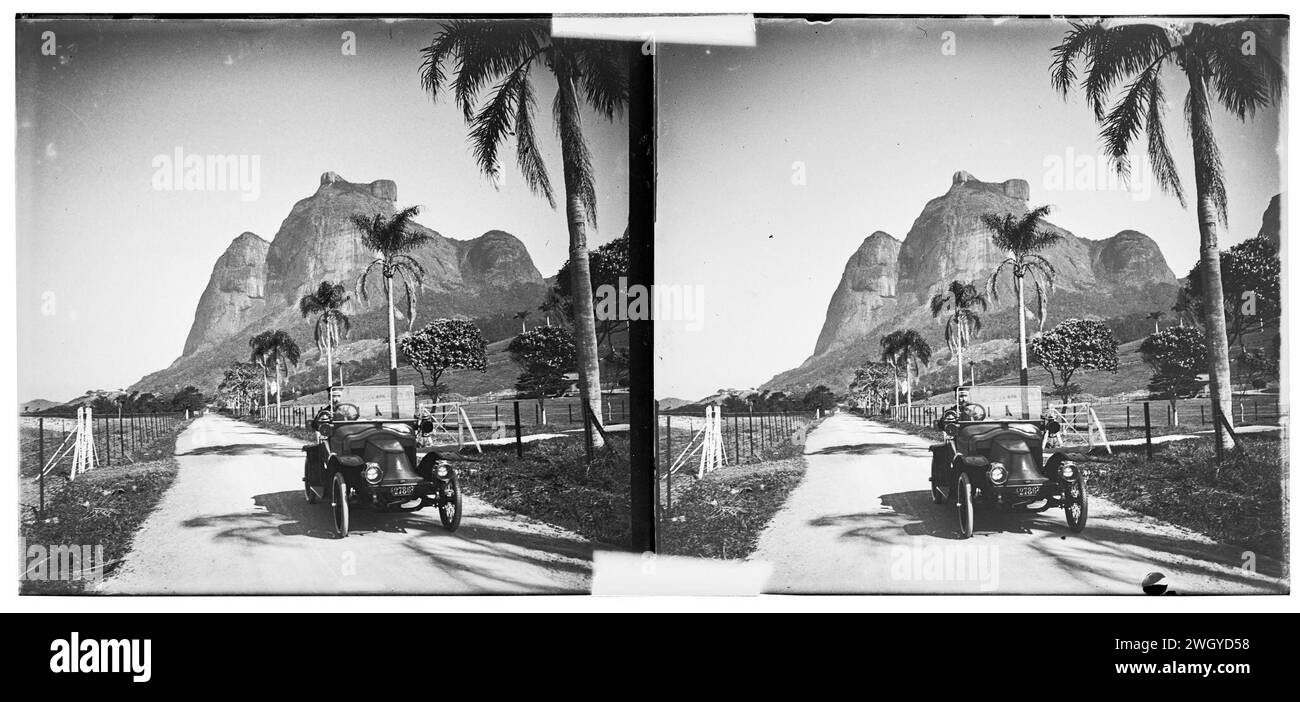 Automóvel na Estrada da Gávea; ao fundo, a Pedra da Gávea (007CX182-02 ...