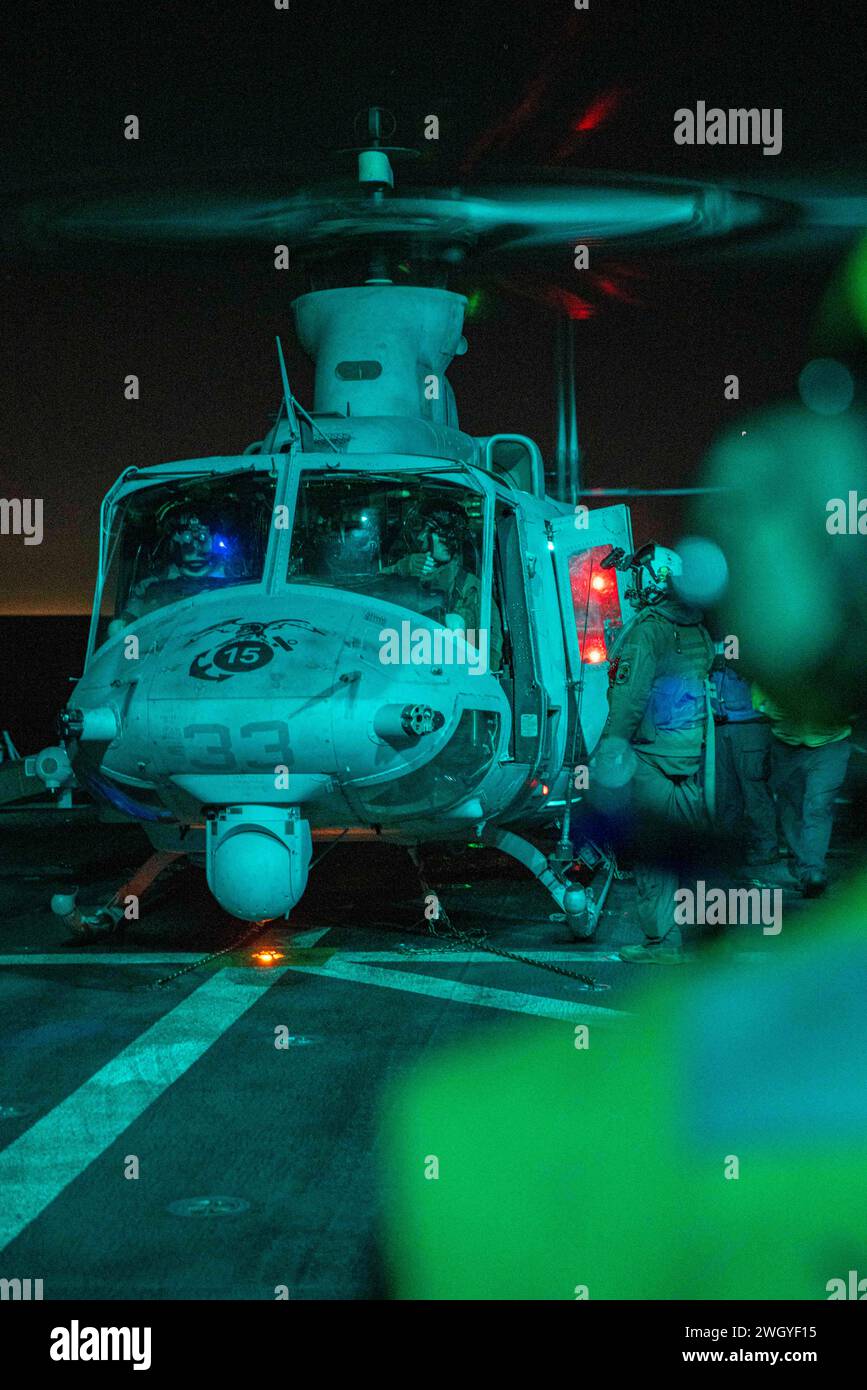 A U.S. Marine Corps UH-1Y Venom attached to Marine Medium Tiltrotor ...