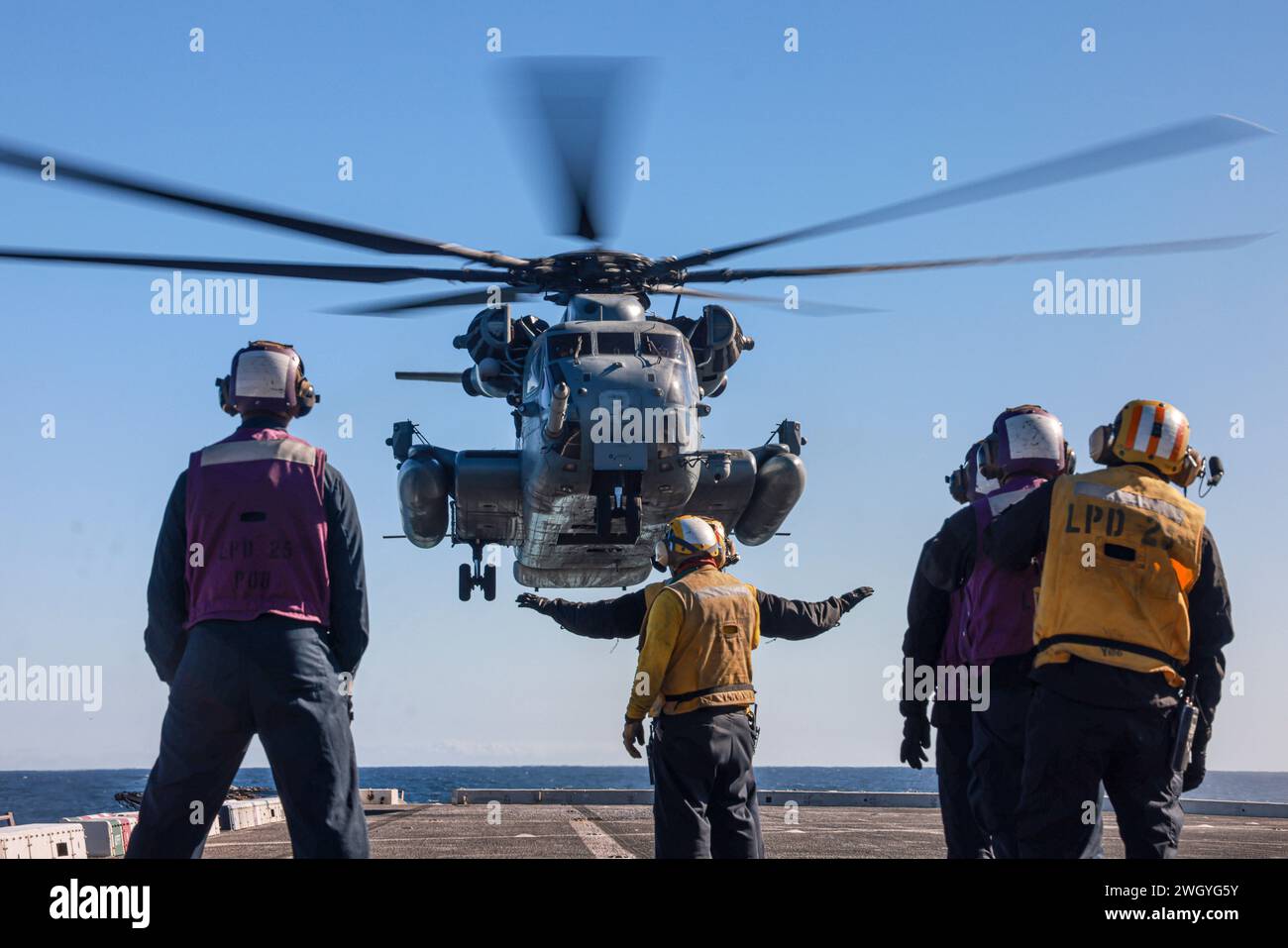 A U.S. Marine Corps CH-53E Super Stallion attached to Marine Medium ...