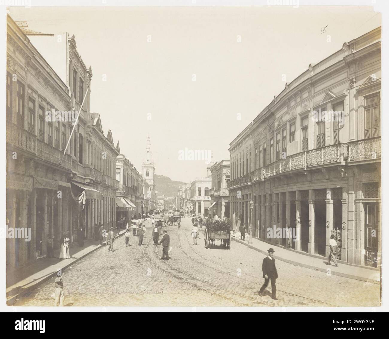 Avenida Passos, sentido Praça Tiradentes; ao fundo, à esquerda, a ...