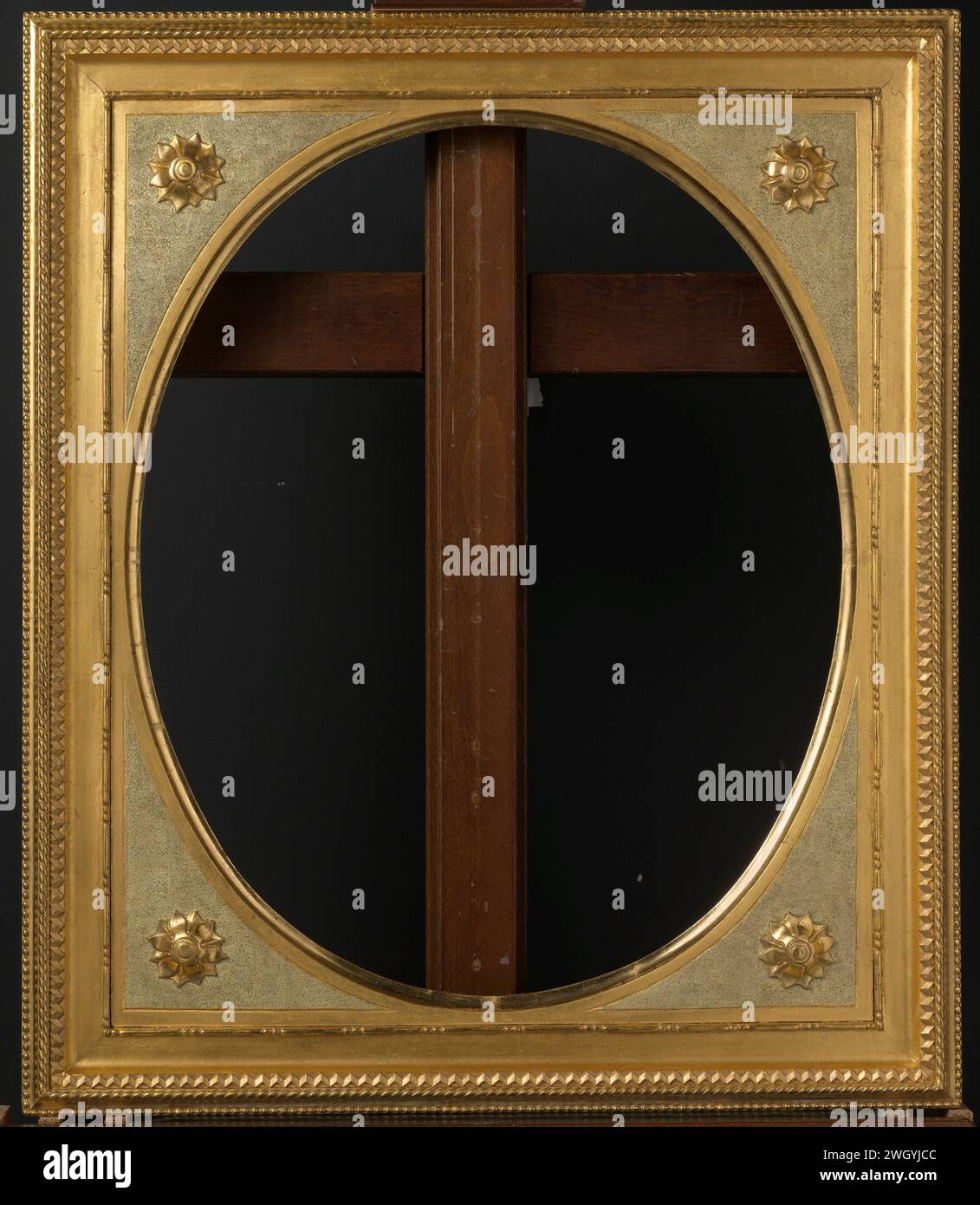 Painting list Rectangular gilded frame in which an oval has been saved ...