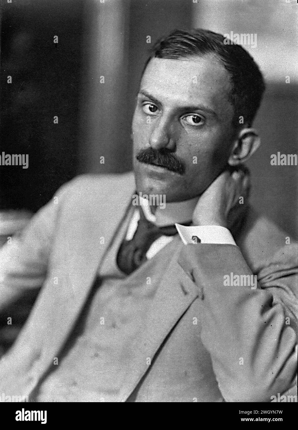 Babits Mihály könyöklős portréja (Székely Aladár felvétele Stock Photo ...