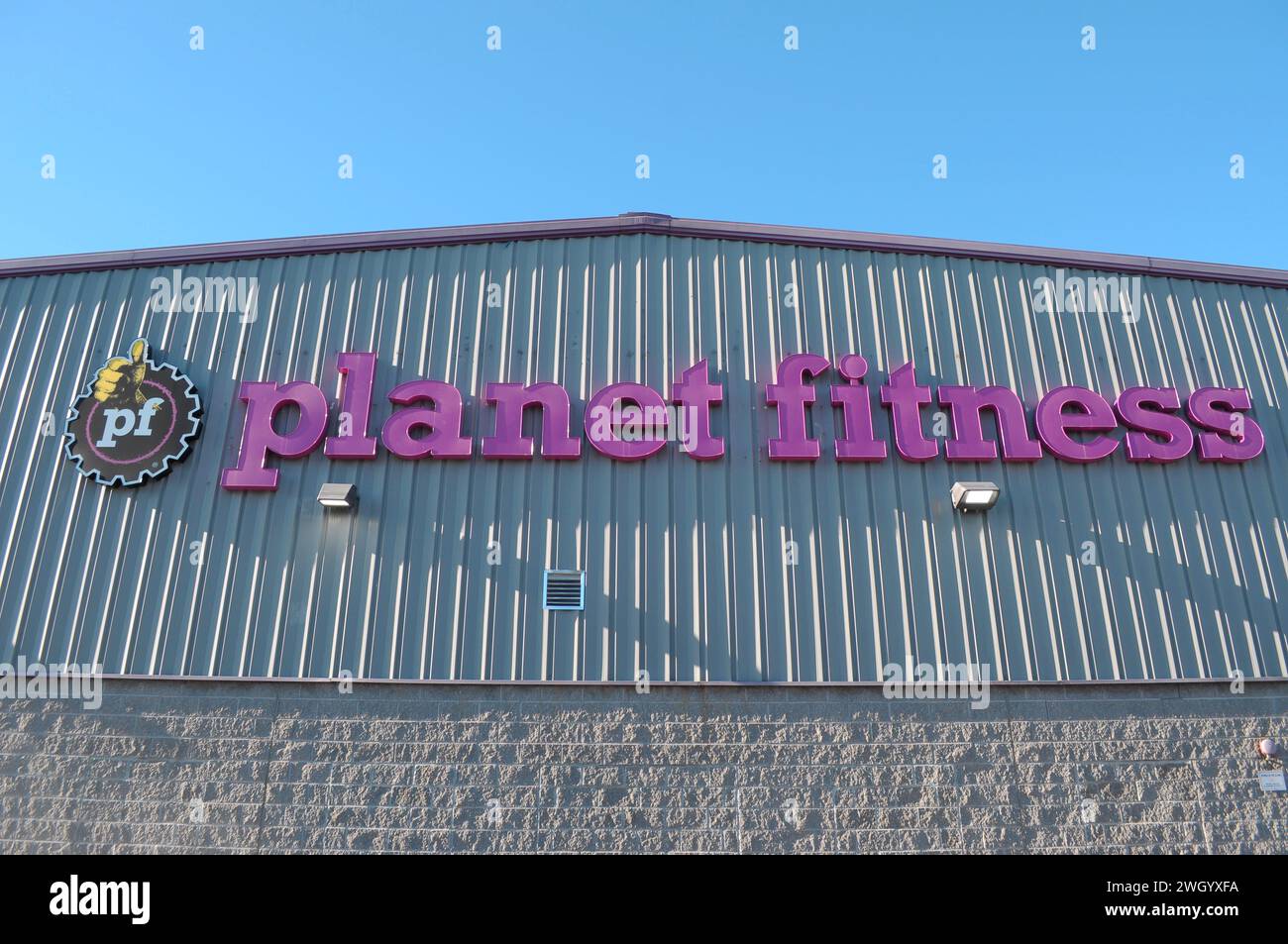 Planet fitness logo hi-res stock photography and images - Alamy