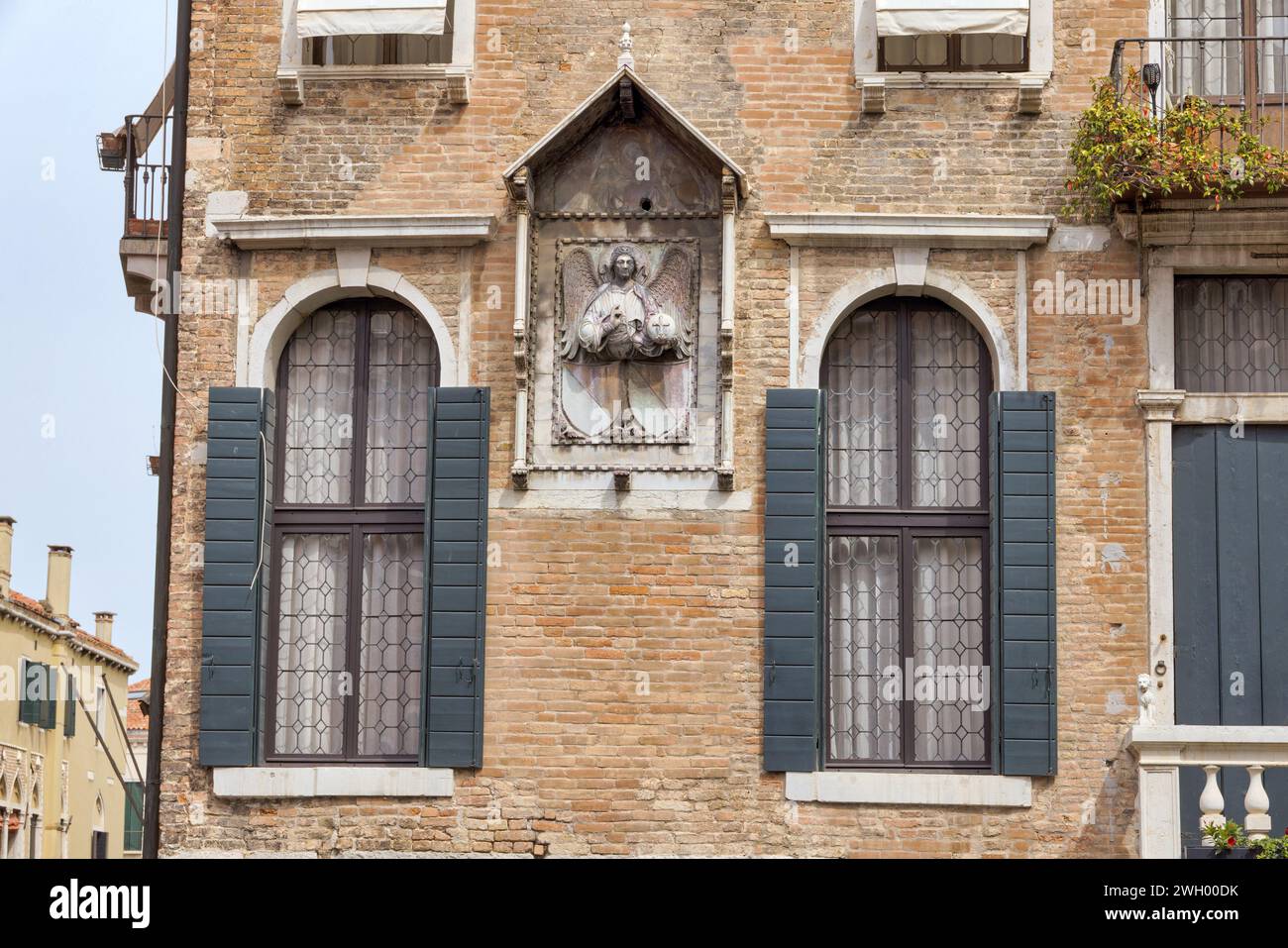 Historic house facade relief hi-res stock photography and images - Alamy