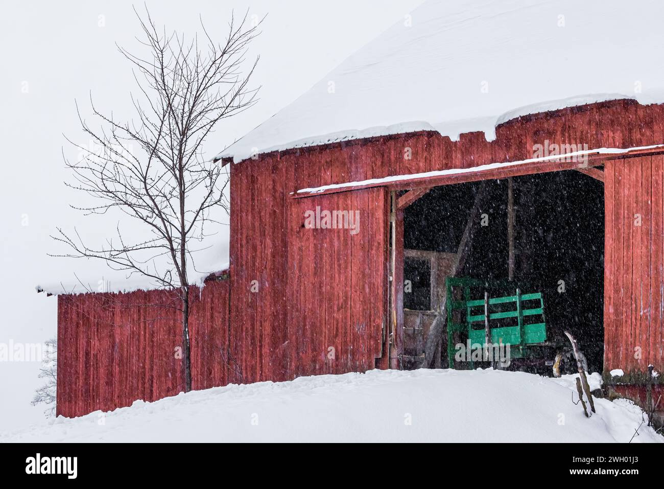Red horse barn icon hi-res stock photography and images - Alamy