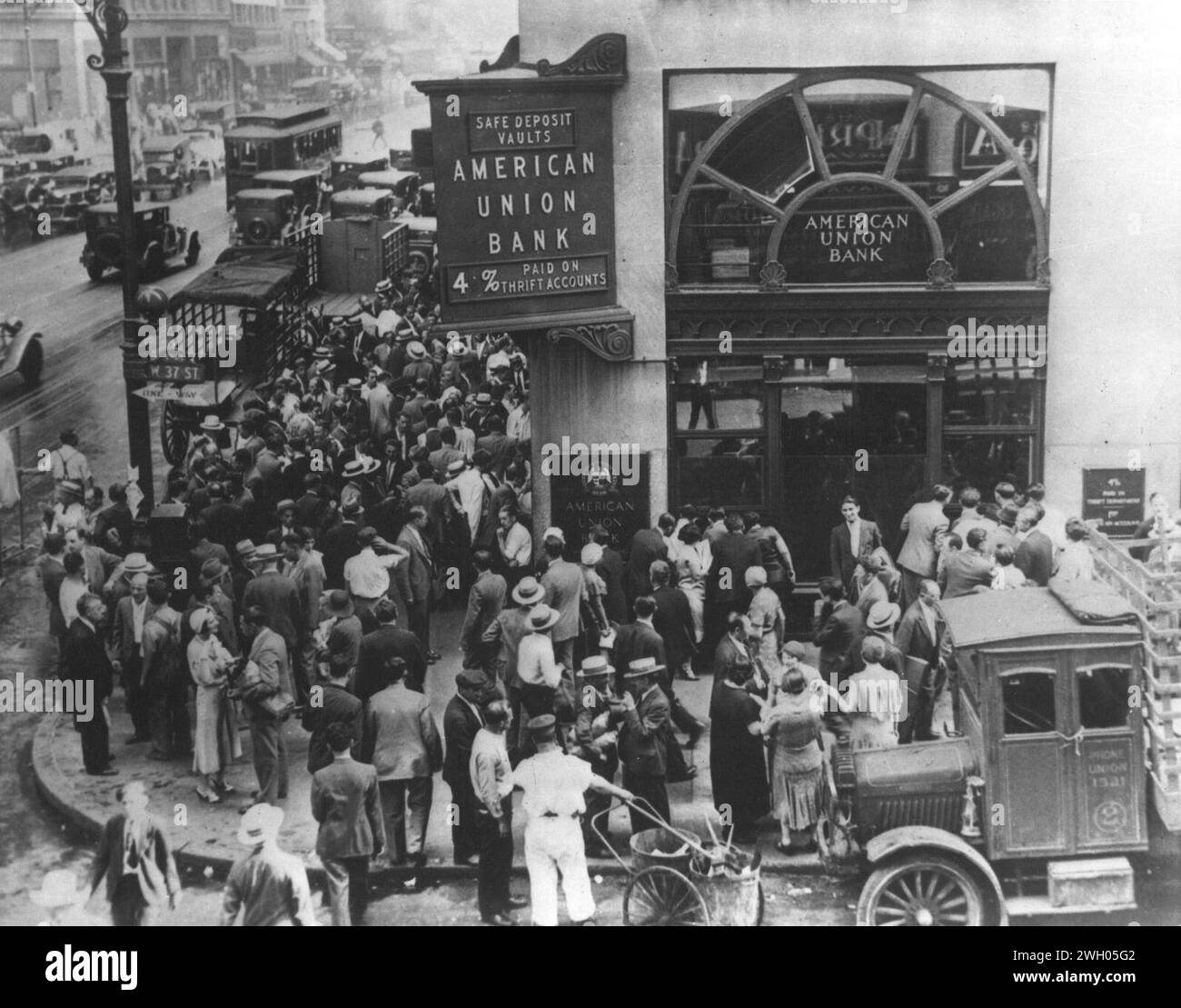 Historical bank run Black and White Stock Photos & Images - Alamy