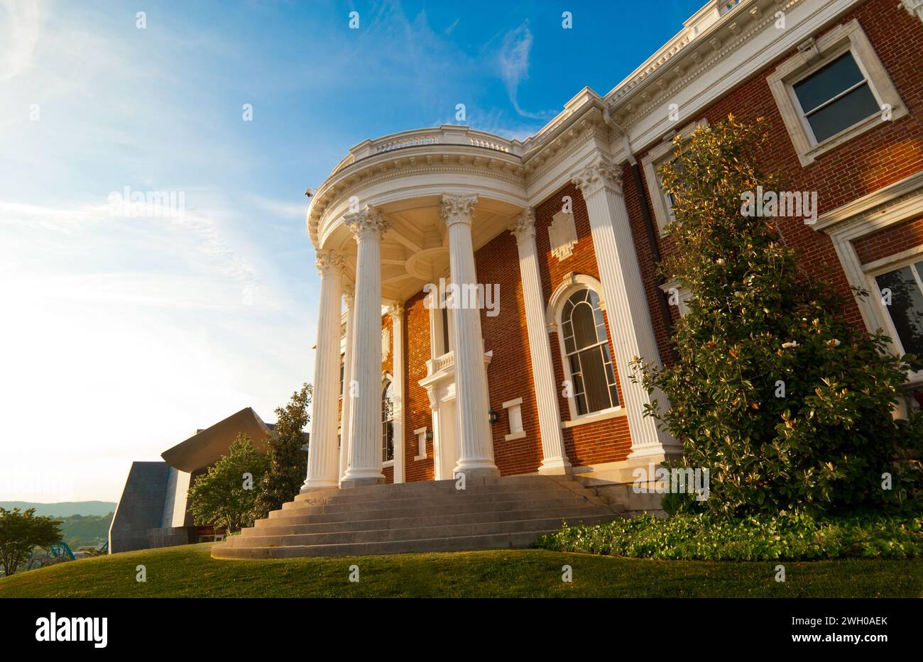 Hunter Museum of American Art on bluff at edge of Tennessee River in a ...