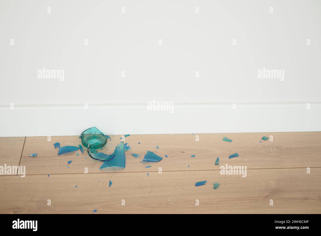 broken glass on the floor Stock Photo - Alamy