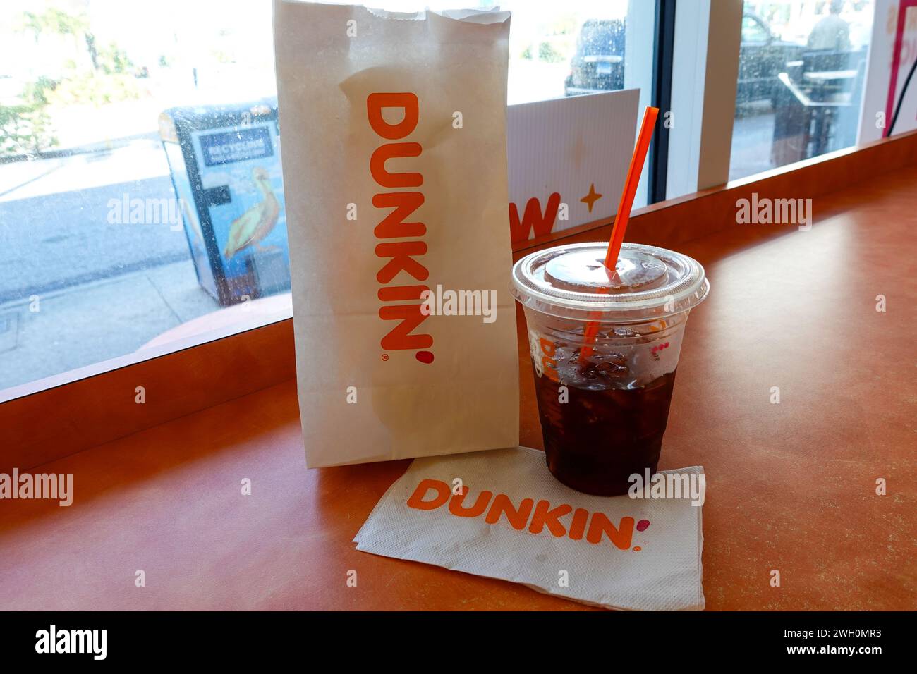 Dunkin donuts takeout hi-res stock photography and images - Alamy