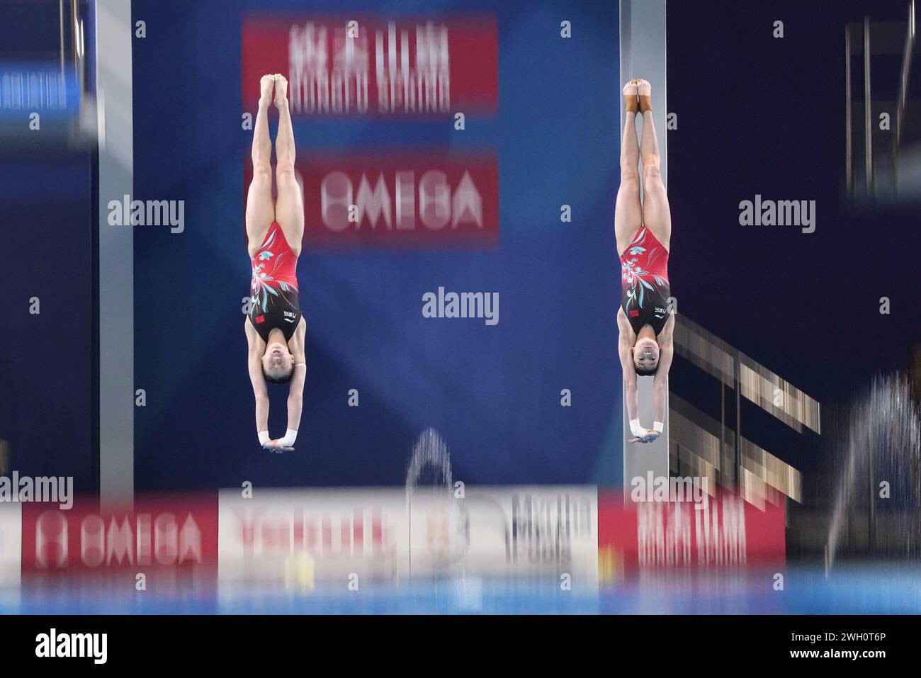China's Chen Yuxi (L) and Quan Hongchan perform en route to winning the ...