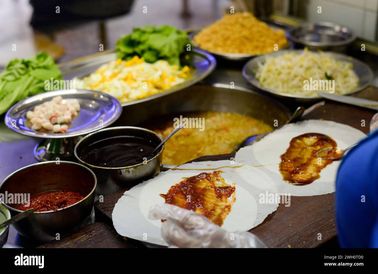 Popiah is a large spring roll popular in Singapore Stock Photo - Alamy