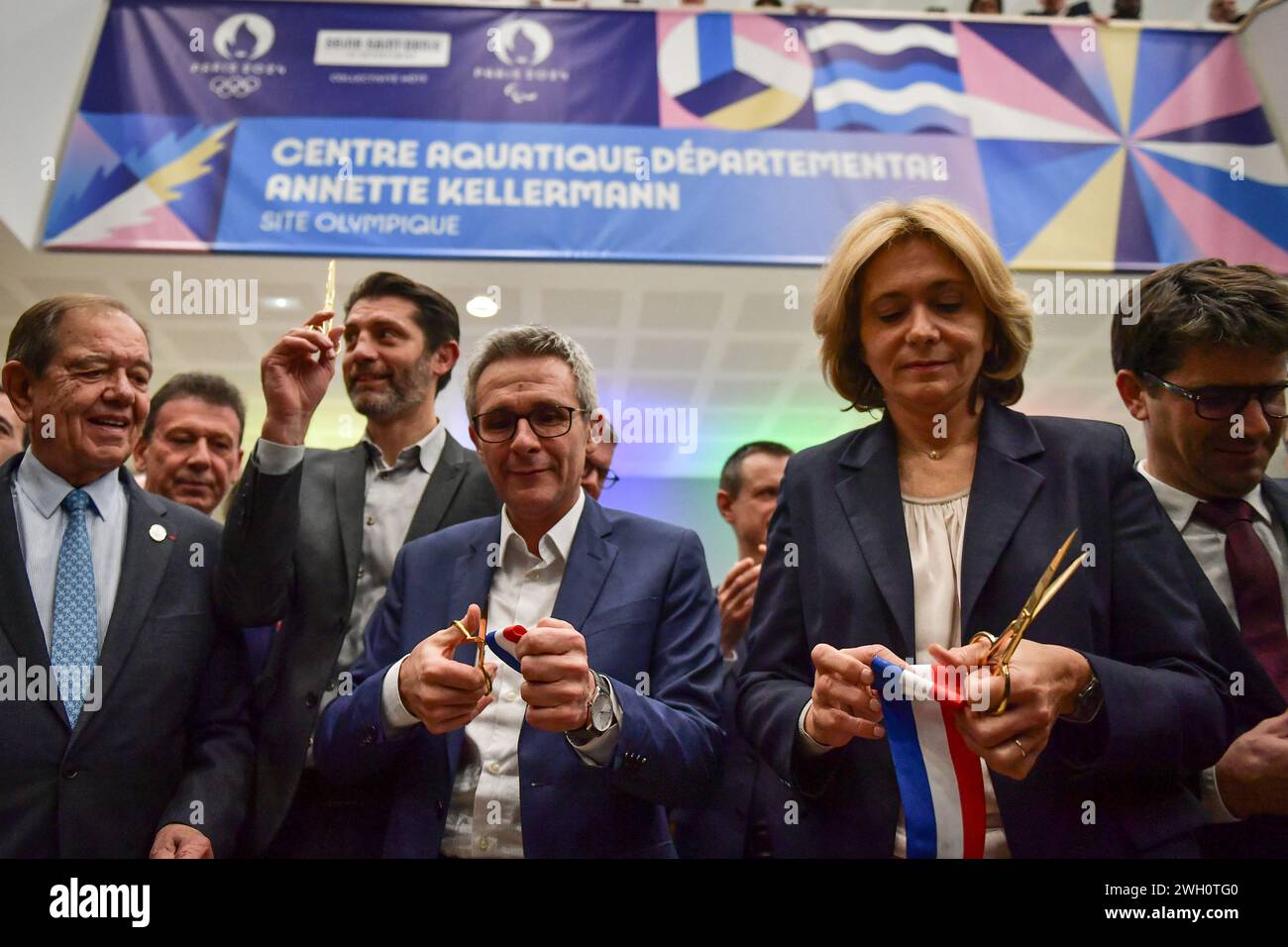 Paris, France. 06th Feb, 2024. (L to R) President of Metropole du Grand ...