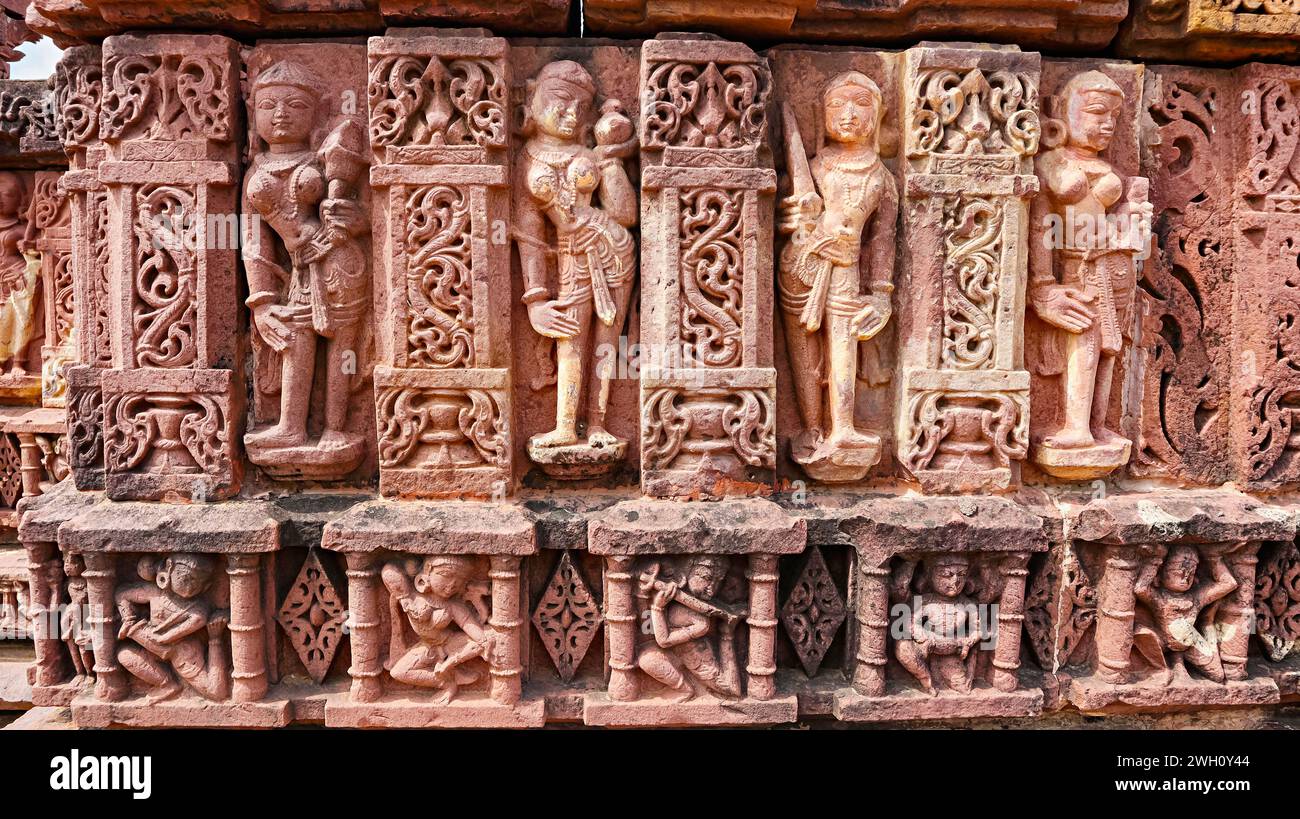 Carved sculptures of women and musicians the Shiva temple, Peenjana ...