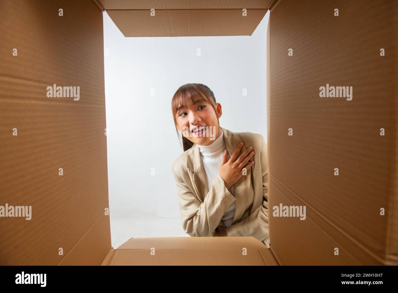 View from inside cardboard box hi-res stock photography and images - Alamy