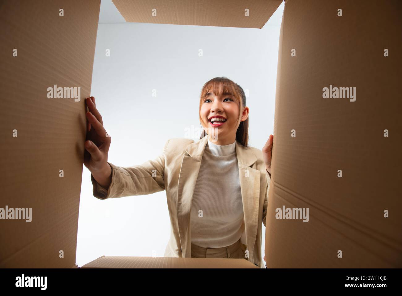 Surprise woman open cardboard hi-res stock photography and images - Alamy