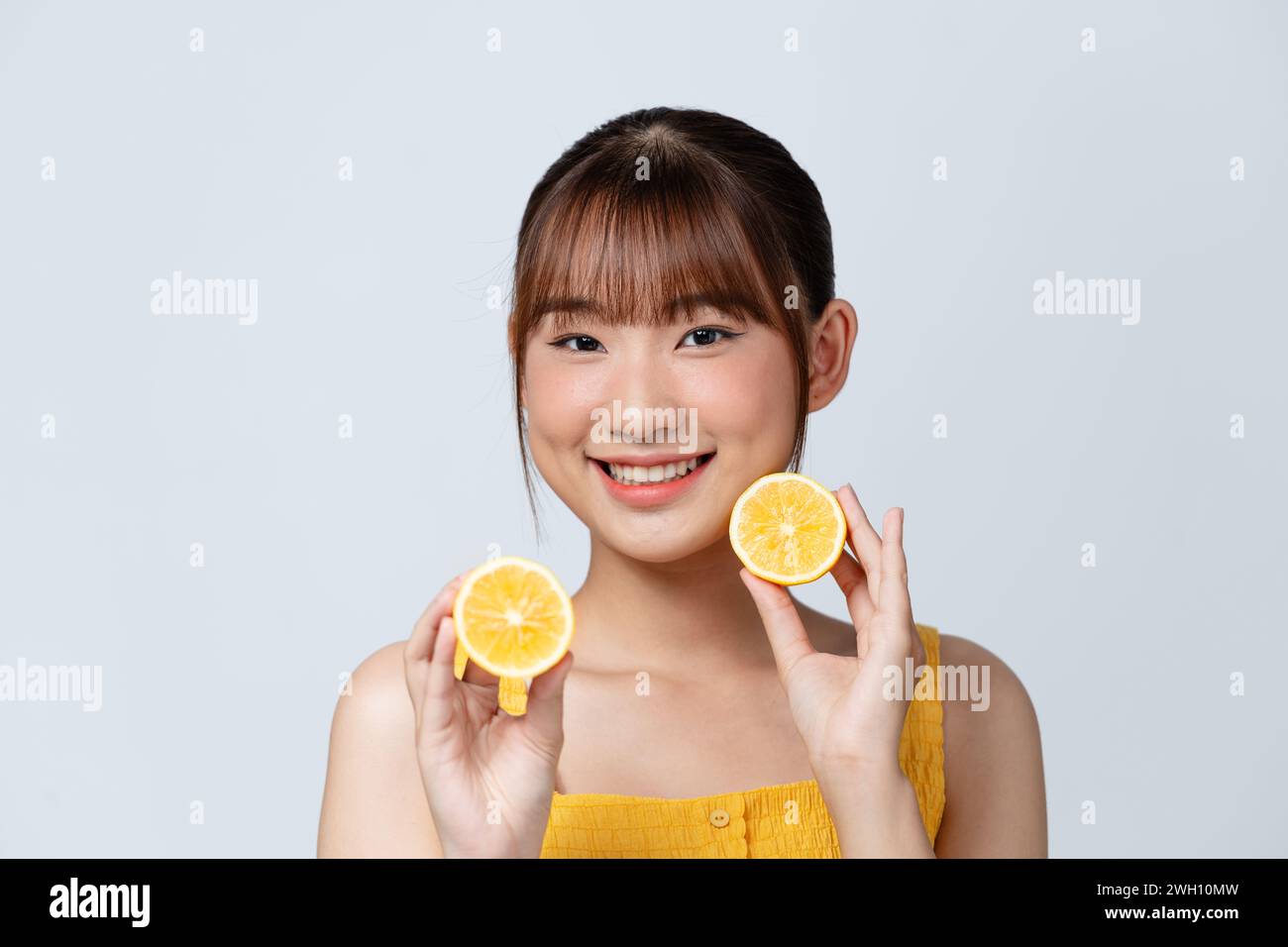 Close up girl slices lemon hi-res stock photography and images - Alamy