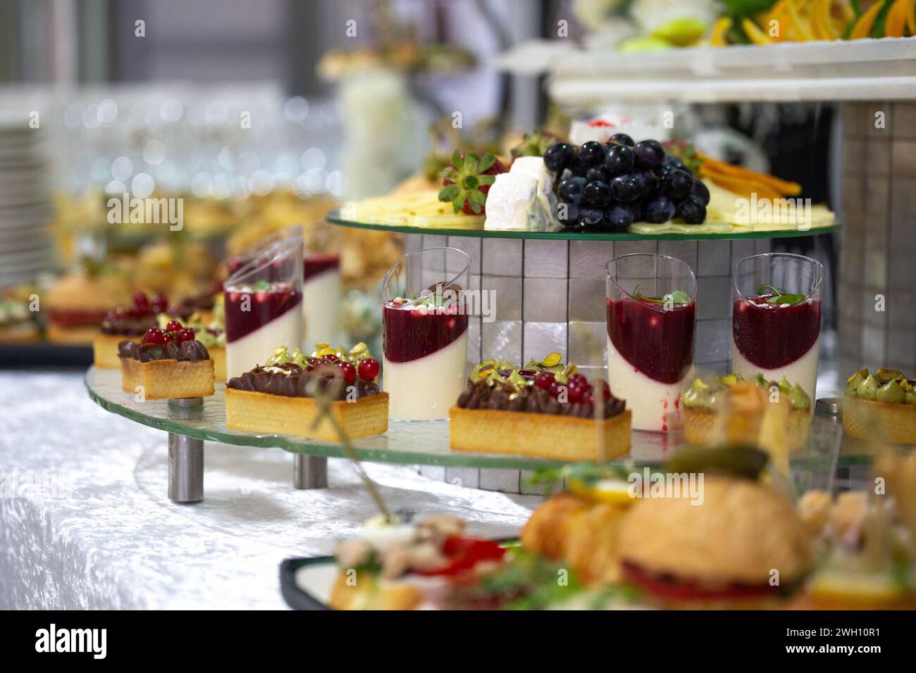 Glass shelves hi-res stock photography and images - Alamy