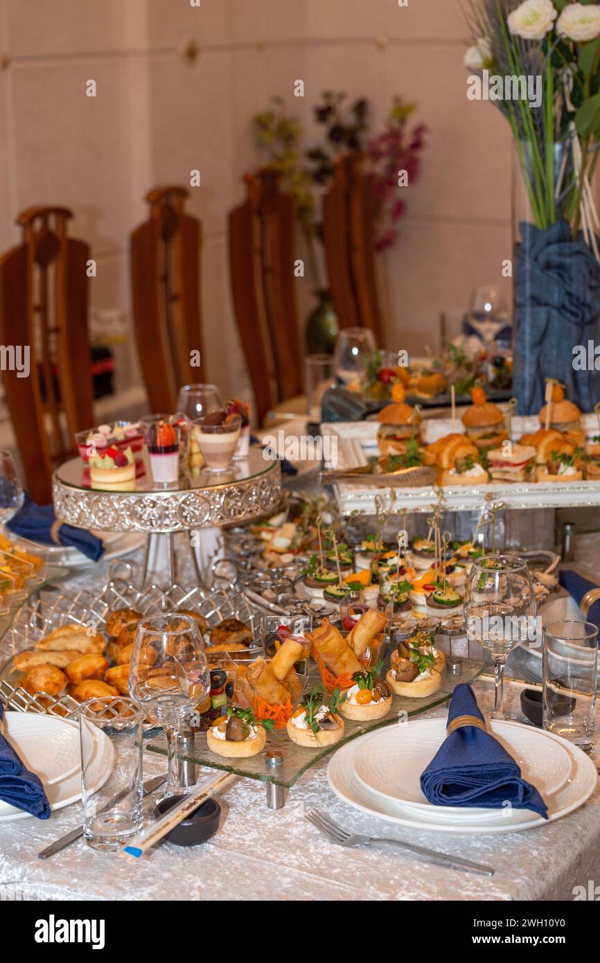Beautifully arranged elegantly set table hi-res stock photography and ...