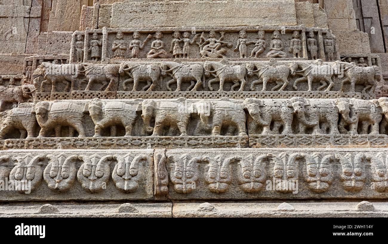 Carving Panels of animals and Hindu deities on the Thakur ji ka Mandir ...