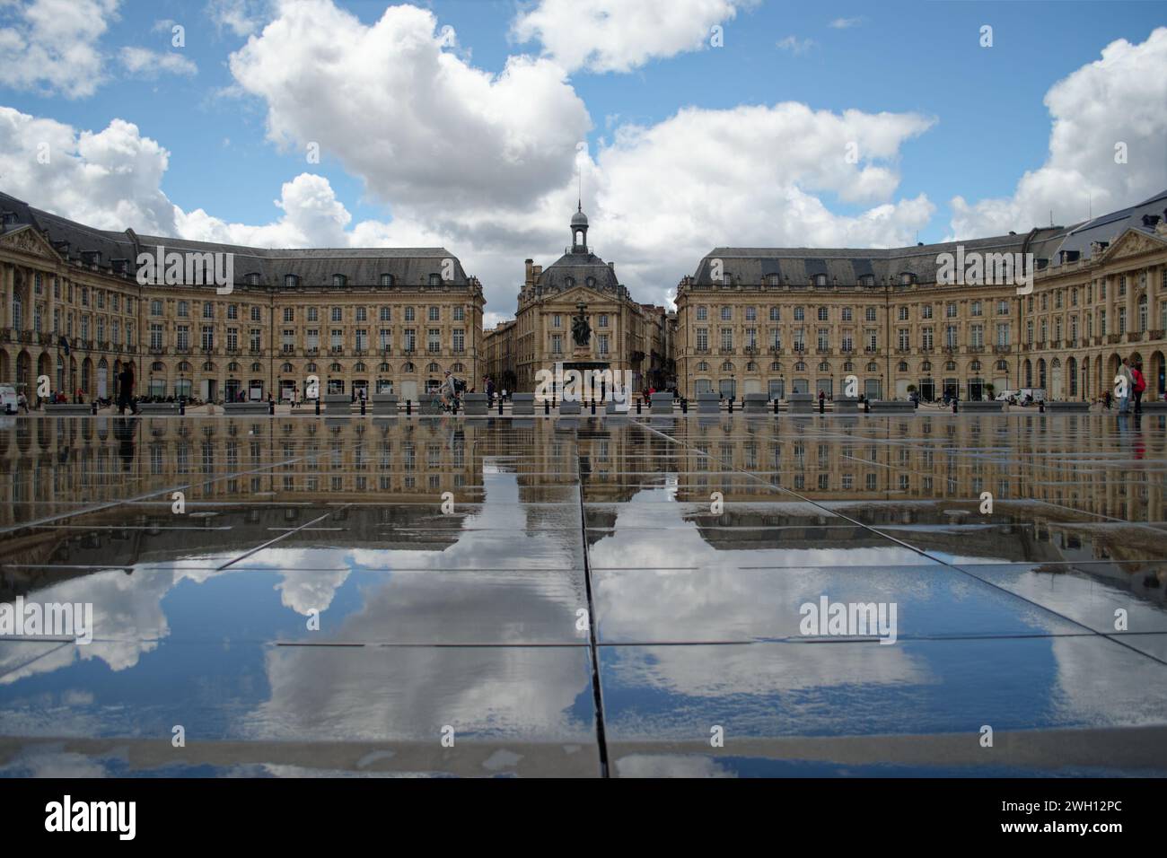 The very famous Place de la Bourse in Bordeaux and its reflecting pool Stock Photo - Alamy
