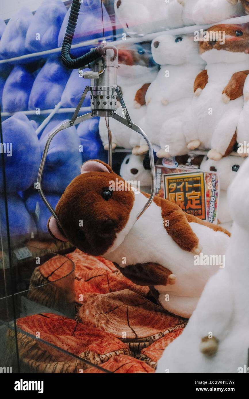 Claw machine tokyo hi-res stock photography and images - Alamy