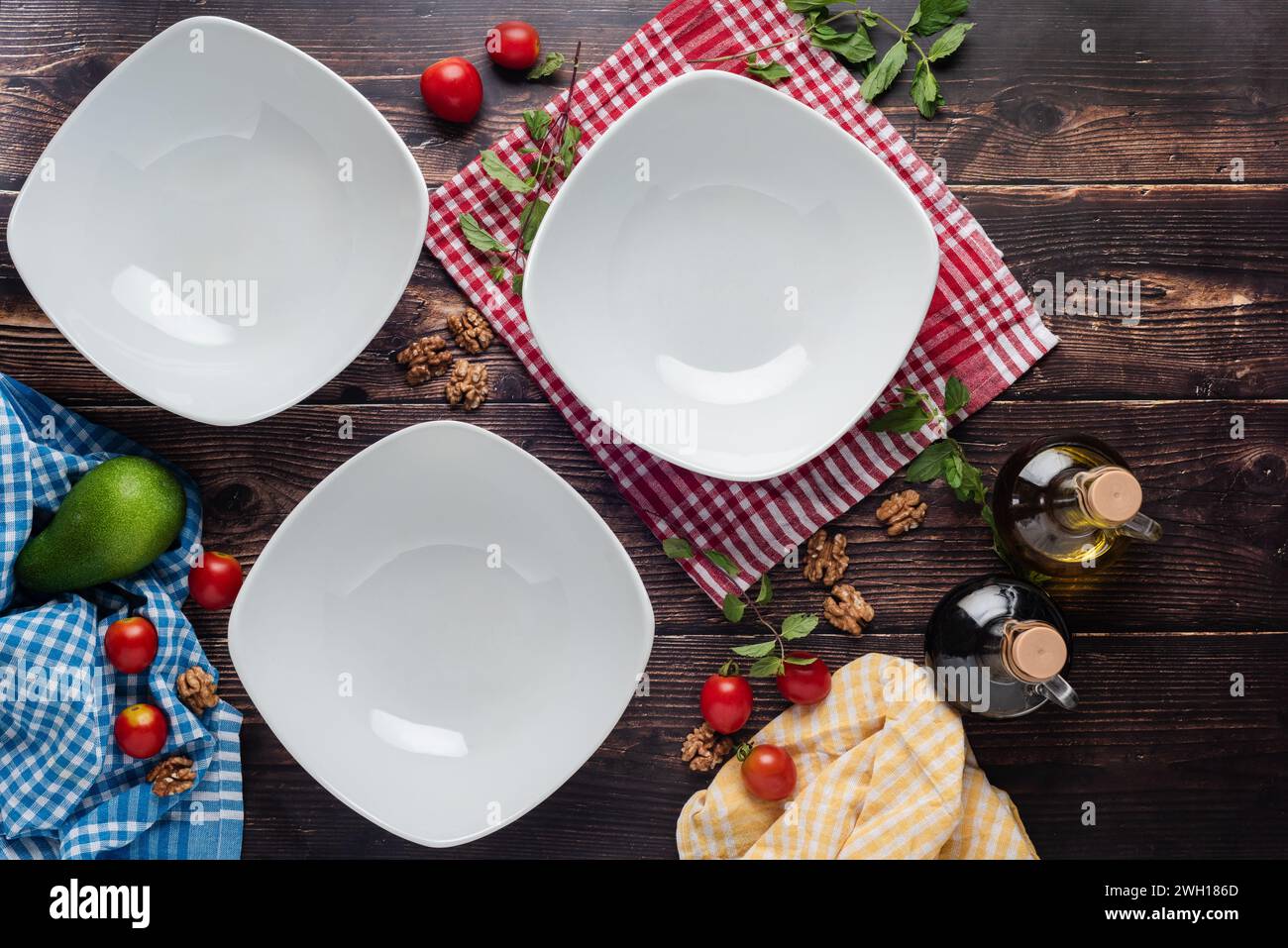 Empty dinner plates hi-res stock photography and images - Alamy