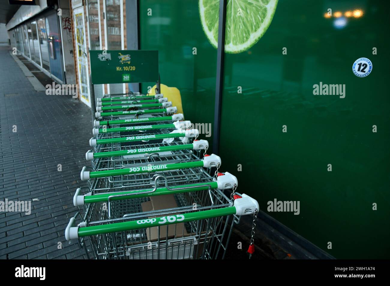 Disocunt food market hi-res stock photography and images - Alamy