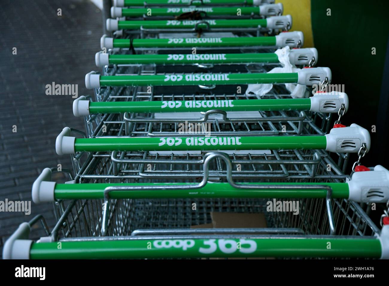 Disocunt food market hi-res stock photography and images - Alamy