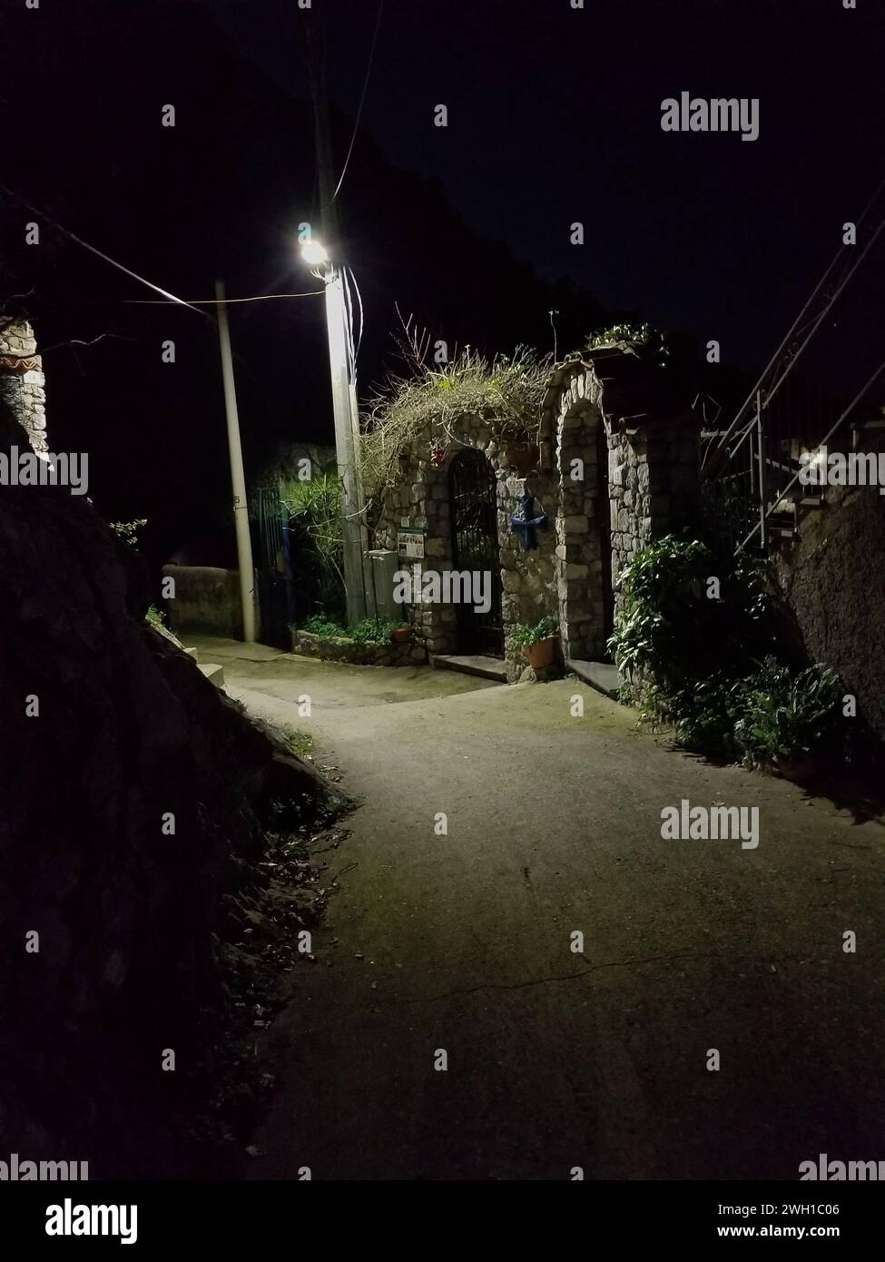 Dimly lit street hi-res stock photography and images - Alamy