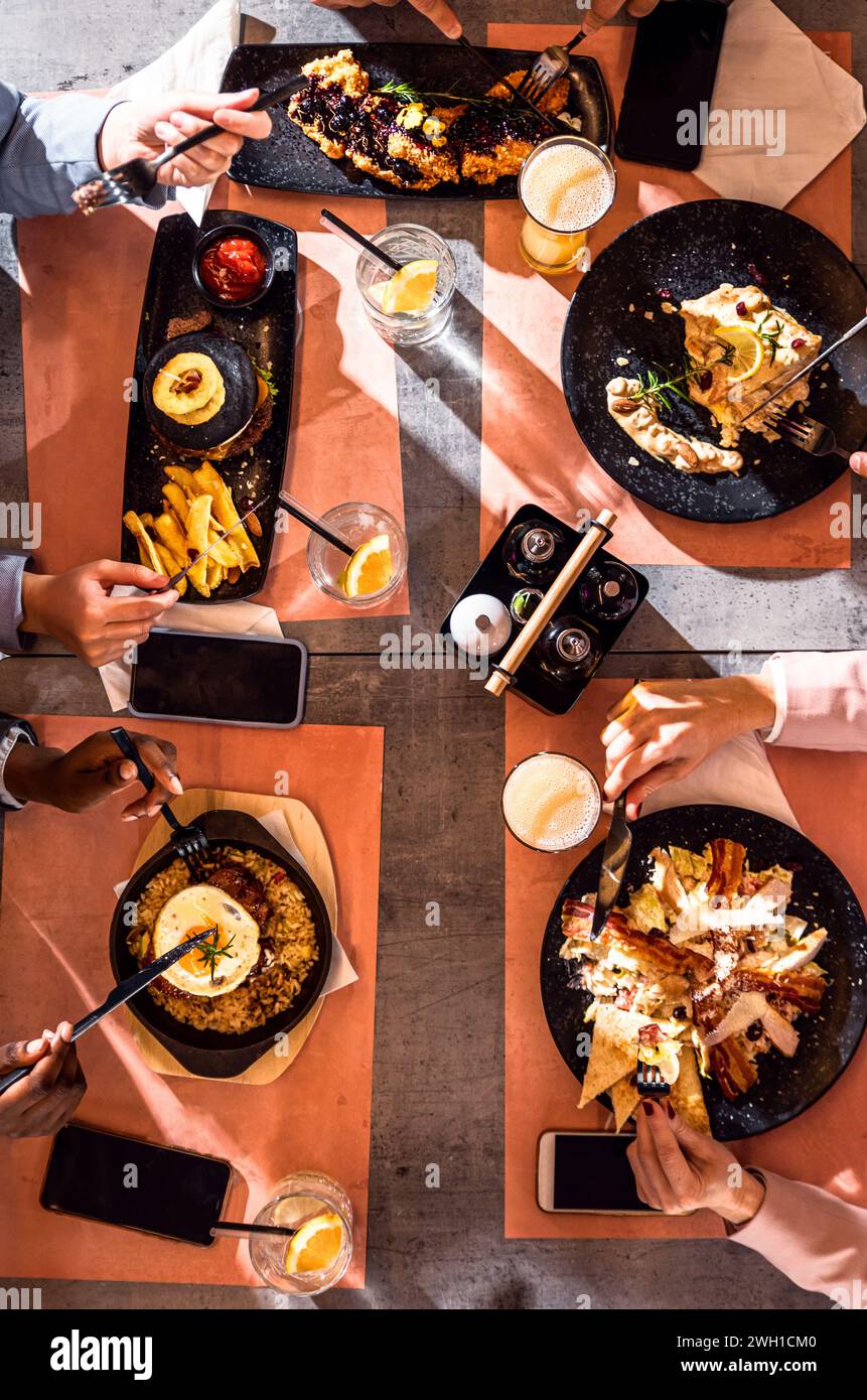 Group of people eating top view hi-res stock photography and images - Alamy