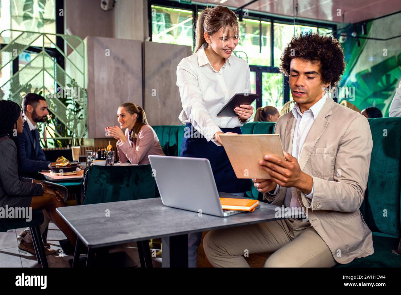 Café staff taking orders hi-res stock photography and images - Alamy