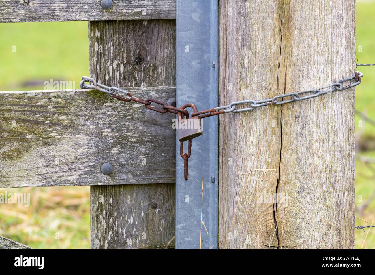 Wooden gate and fence hi-res stock photography and images - Alamy