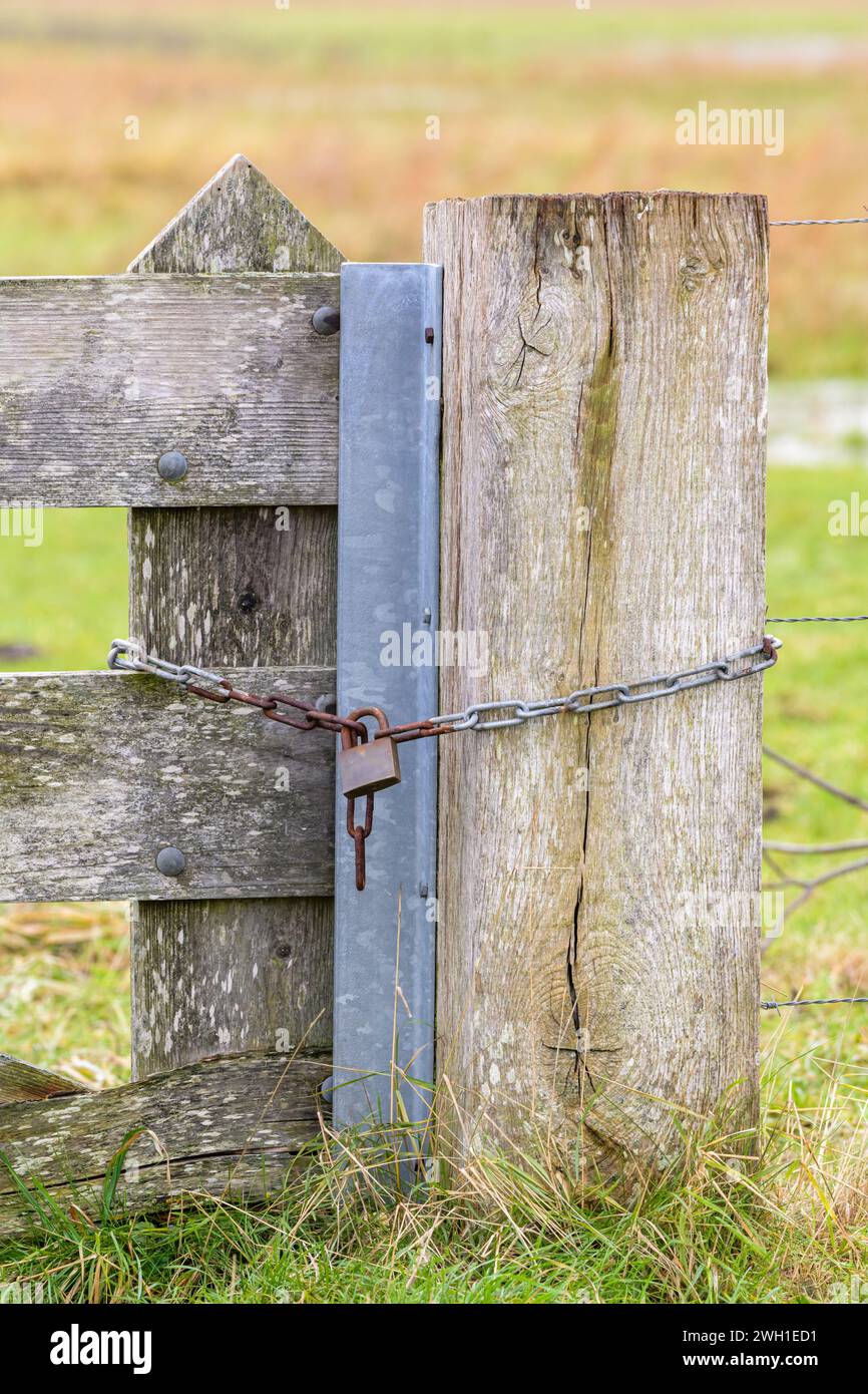 Wooden gate and fence hi-res stock photography and images - Alamy