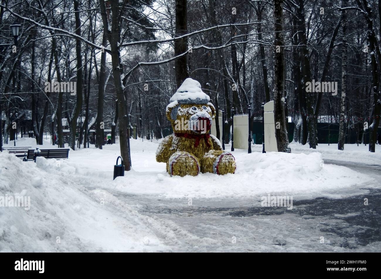 Festive bear figure before New Year, in the park Stock Photo - Alamy