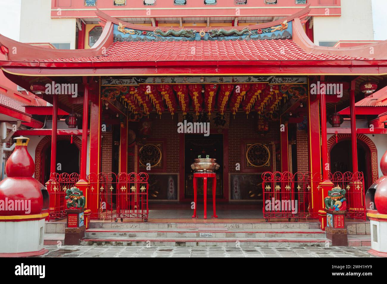 Entrance of Chinese building Hok Tek Bio temple pagoda in Salatiga ...