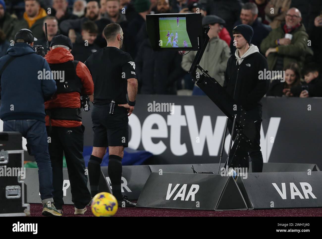 Tim robinson referee hi-res stock photography and images - Alamy