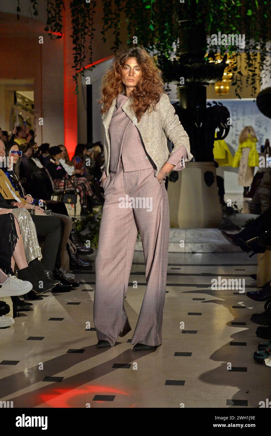 Model / Pulse of Gaia Show am 6.02.2024 im Rahmen der Fashion Week in ...