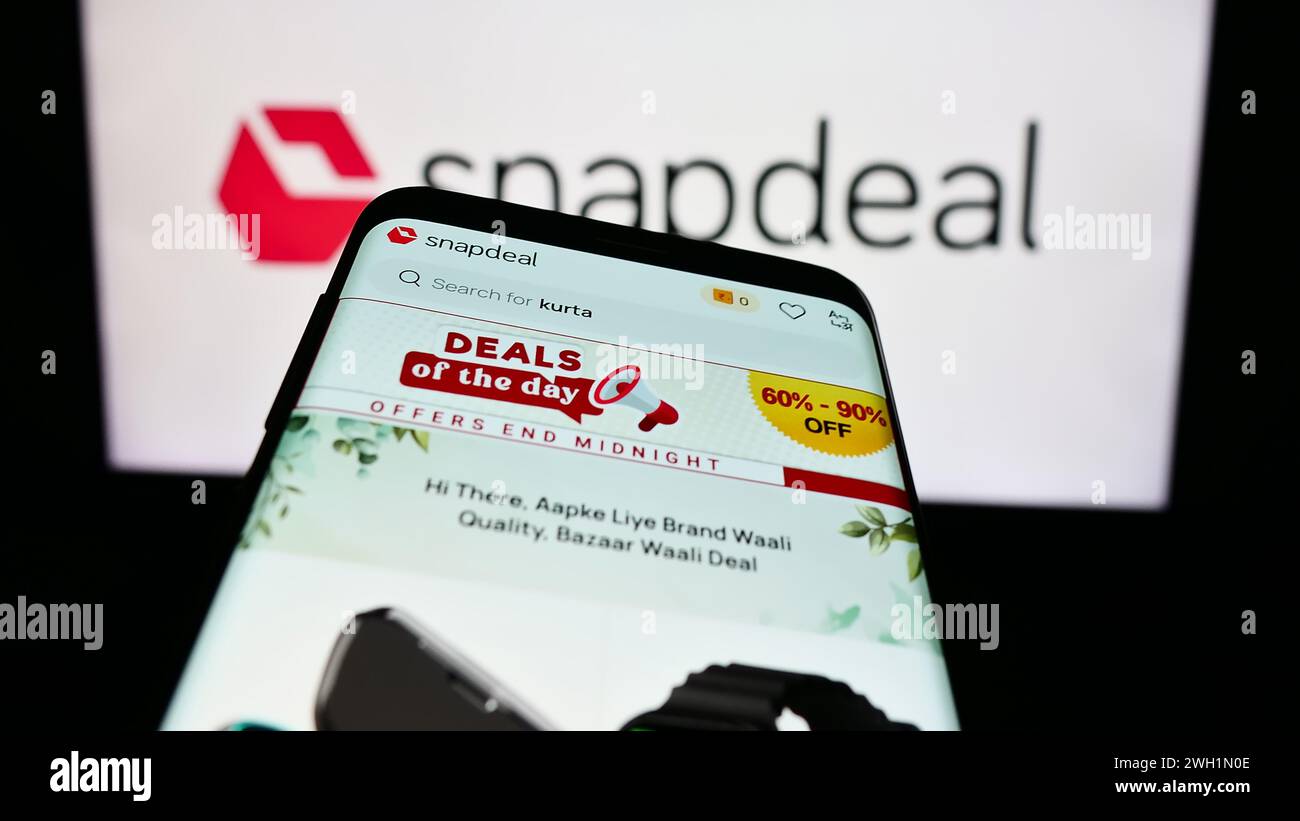 Smartphone with webpage of Indian e-commerce company Snapdeal Limited ...