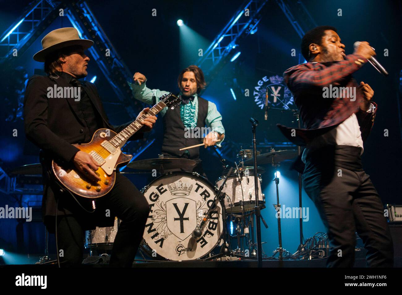 Vintage trouble perform hi-res stock photography and images - Alamy