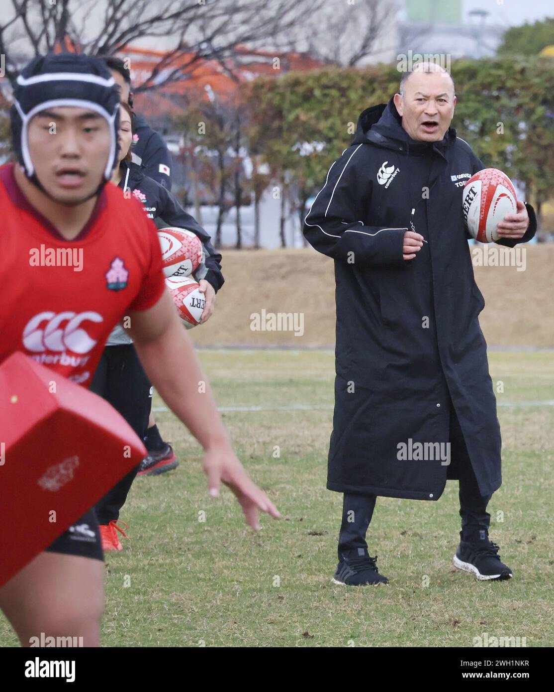 Japan rugby head coach Eddie Jones (R) instructs his players during a ...