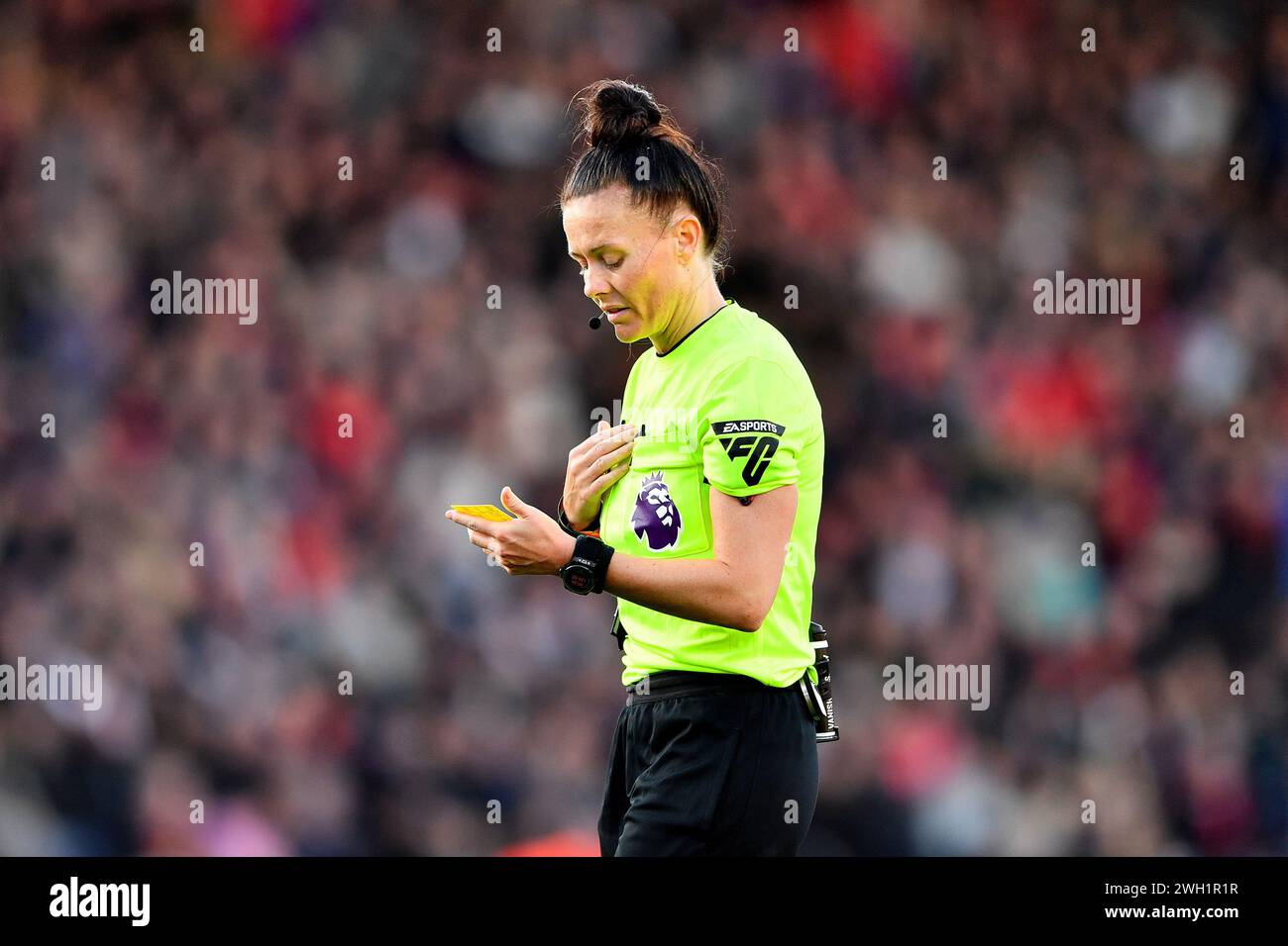 Referee yellow card premier league hi-res stock photography and images ...