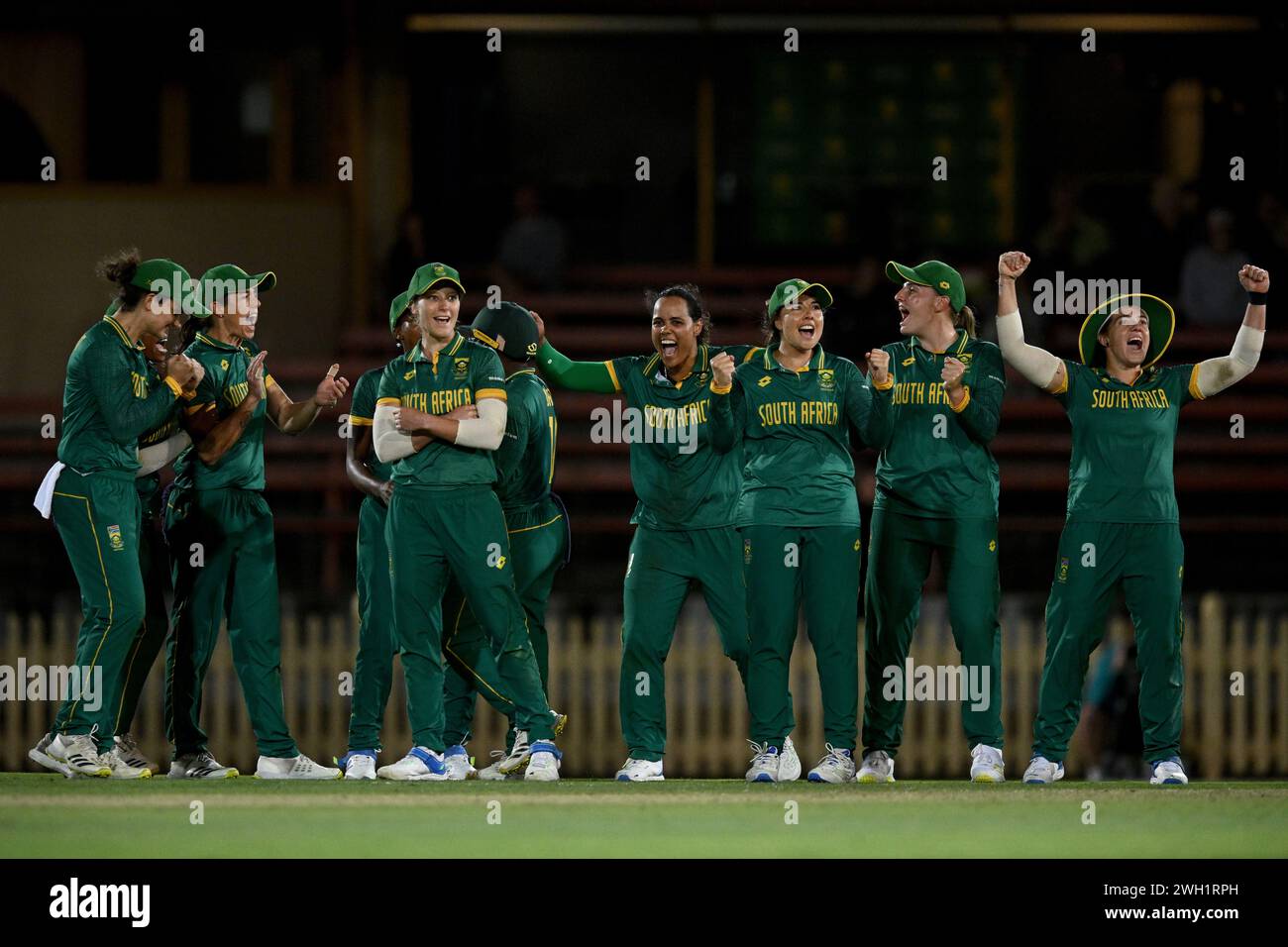 Sydney, Australia. 07th Feb, 2024. Chloe Tryon of South Africa (centre ...
